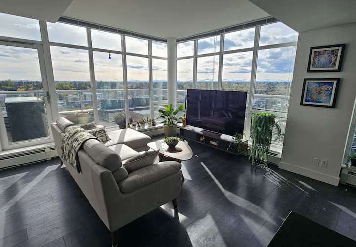 Sunny Penthouse W/ Mountain View Steps To 17th! - Canada
