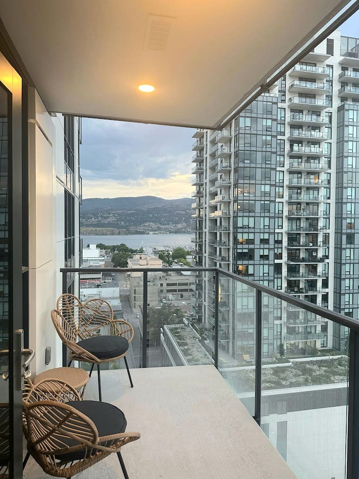 Modern 1 Bed 1 Bath W/parking - Kelowna