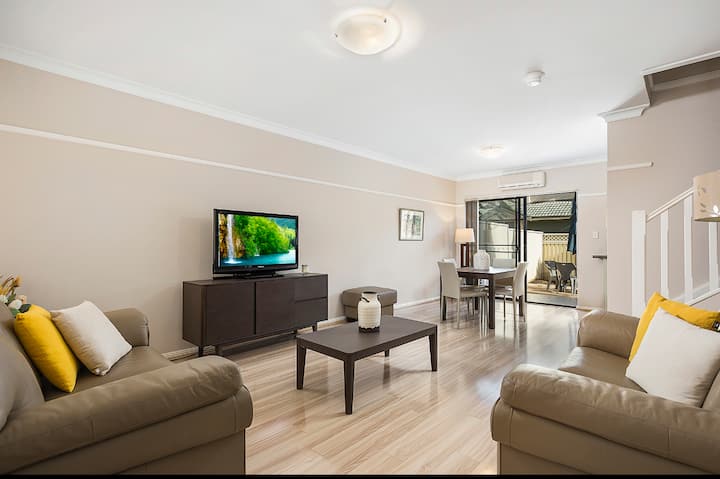 Family-perfect Entire Townhouse - Toongabbie