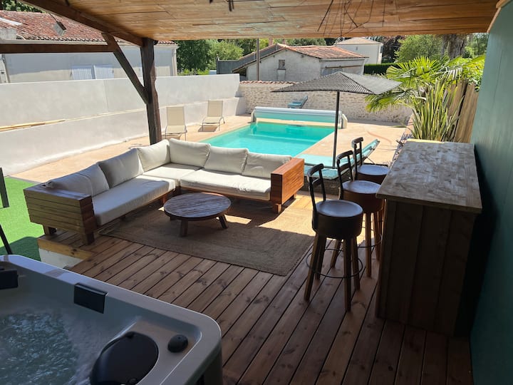 Villa Avec Spa & Piscine Chauffée – 12 Pers - Charente-Maritime