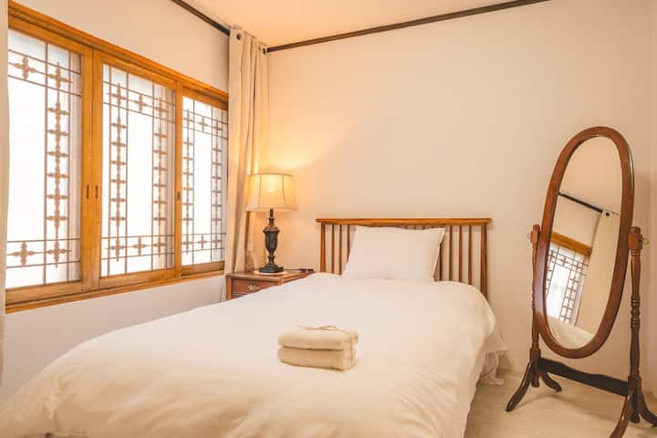 12시 퇴실 리뷰이벤트/5인숙박/지하철역2분/해리단길입구/1층/3룸/4베드 - Busan