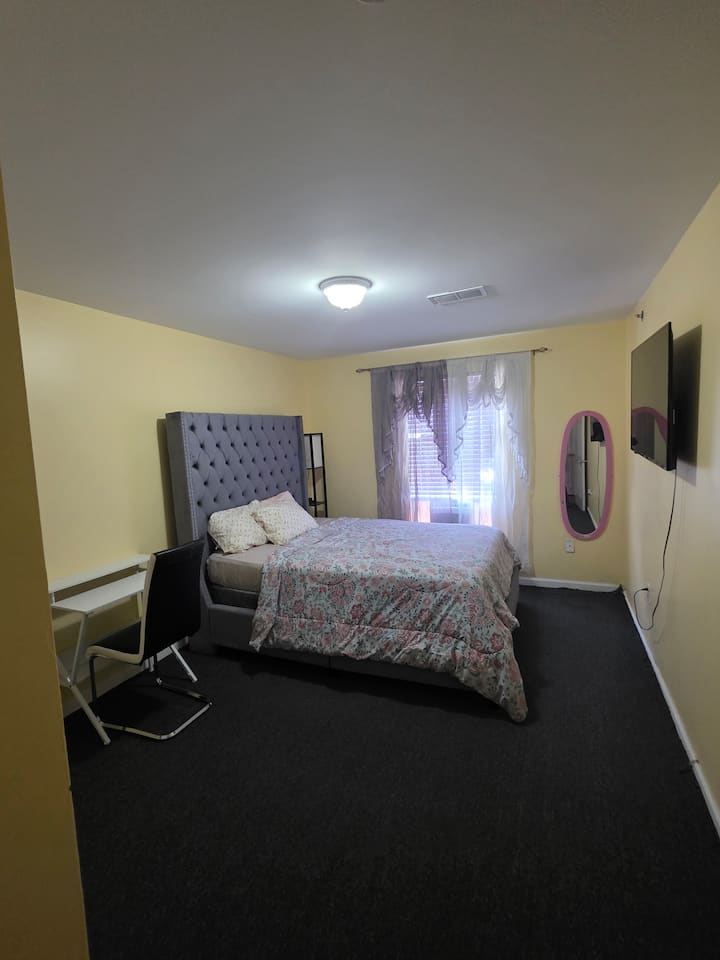 Cozy Room,
Private Bathroom. Free Parking Space. - Newark, NJ