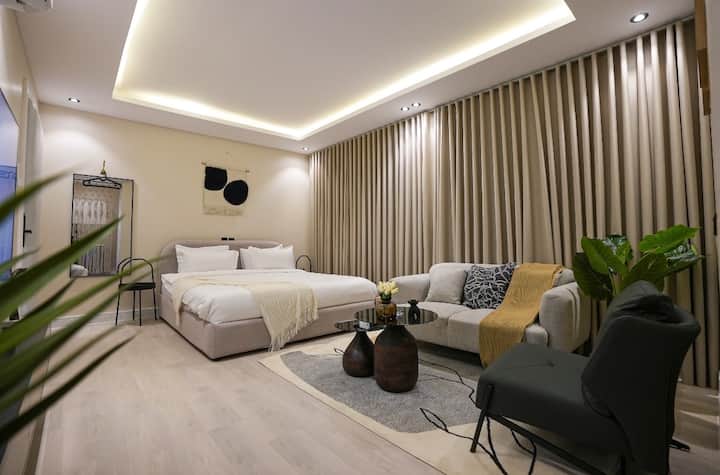 استديو فاخر باثاث وجلسة مودرن مميزة - Riyadh