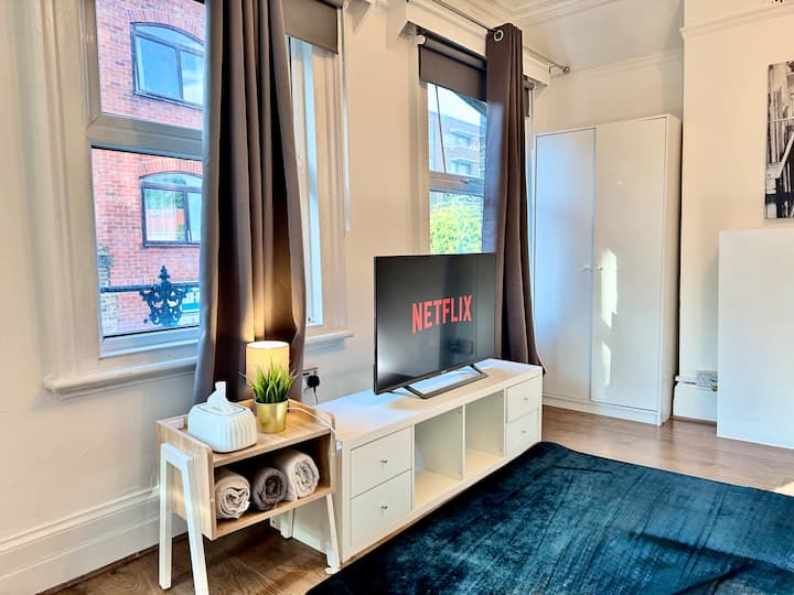 Specious Family Room • Sleeps 4 •Near Central - London