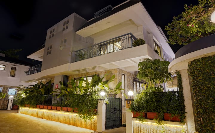 Pet-friendly 3-bhk W/ Balcony, Bathtub & Views - Lonavla