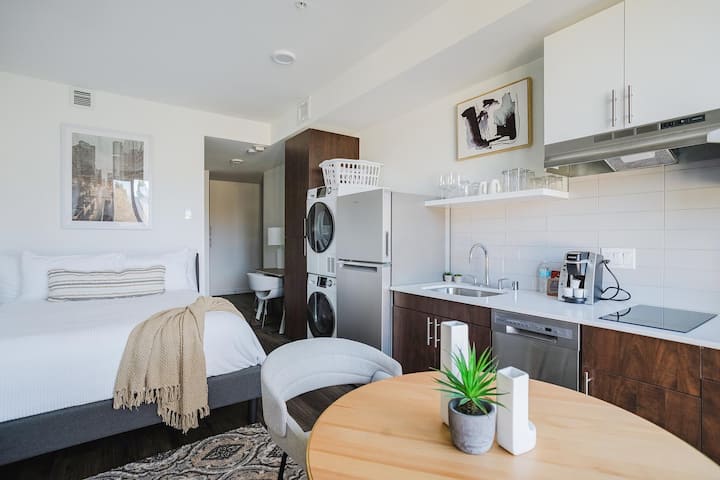 Landing | Beautiful Studio, Game Room, Courtyard - Seattle, WA
