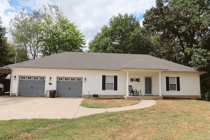 Peaceful & Quiet Pet Friendly Family Home. - Clarksville, TN