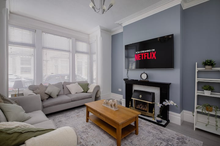 Comfy 3-bed, Sleeps 5 + Parking - Blackpool