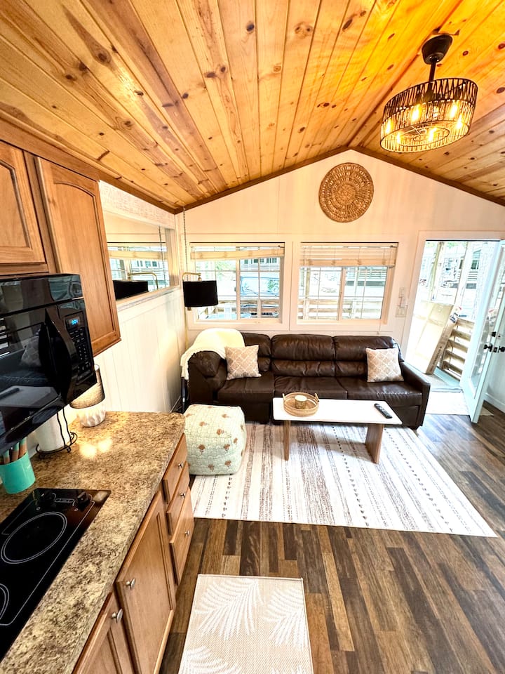 Quaint Cape Cod Cottage - Sandwich, MA