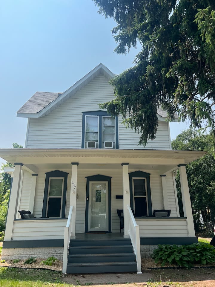 Charming 4-bedroom Home W/wi-fi - Eau Claire, WI