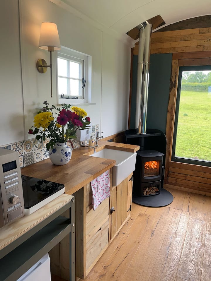 Charming Shepherd’s Hut On Idyllic Farmland - Castle Combe