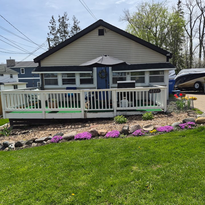 Sunrise Cottage. 
Lake Access To Lake Chemung - Howell, MI