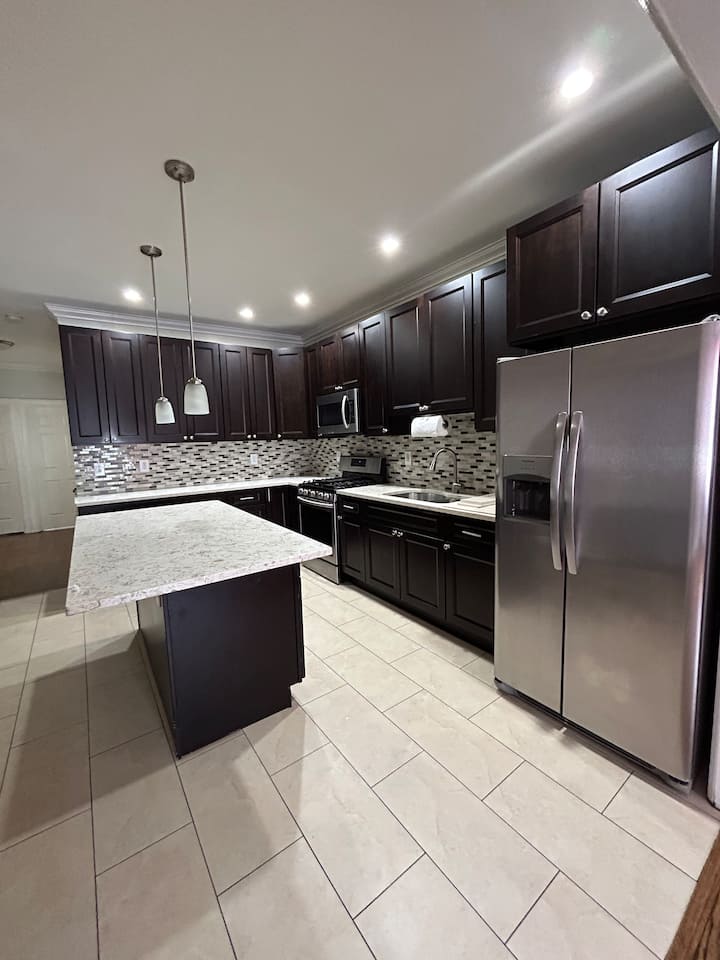 Full Apartment : Backyard, Pet Friendly, Nyc Bus - North Bergen, NJ