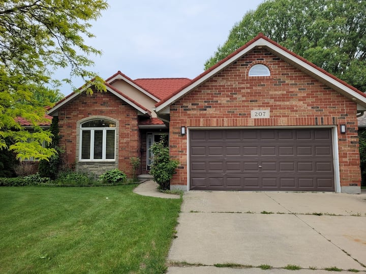Luxury Home Nr Lake Huron W/ Whirlpool & Evcharger - Sarnia