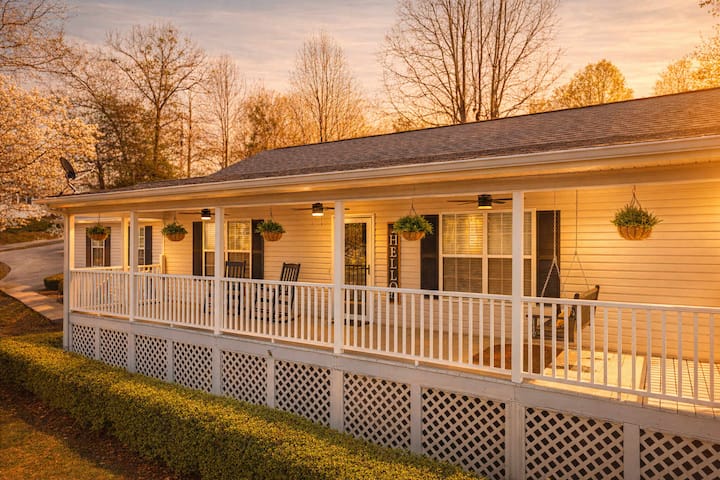 Charming Wine Country Retreat Near Dahlonega - Dahlonega, GA