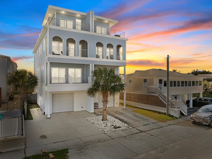 Coastal Home W/ Elevator By Beach Boardwalk & Lake - Carolina Beach, NC