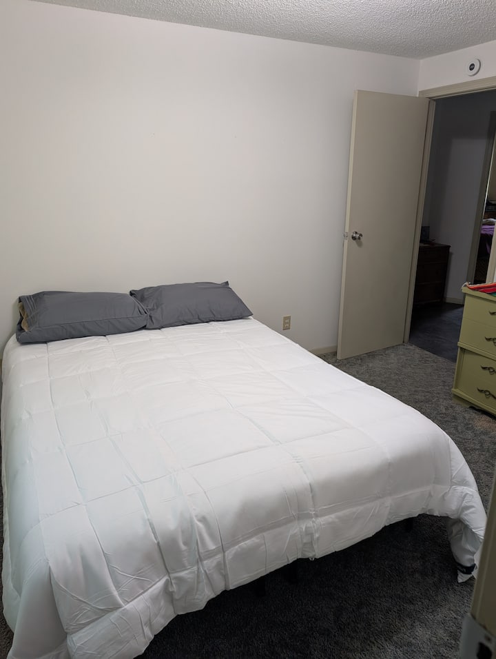 Private Room With Queen Size Bed - Harbor Springs, MI