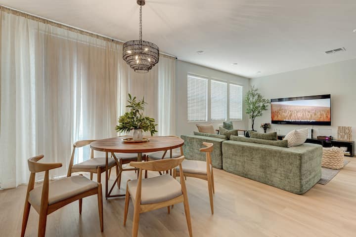 New! Spacious Designer/local Retreat Near Strip - Las Vegas