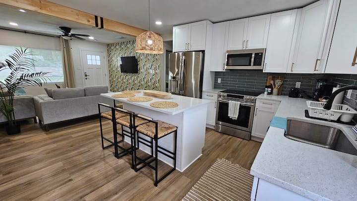 Tampa Casa Spruce Boho Stay - Tampa, FL