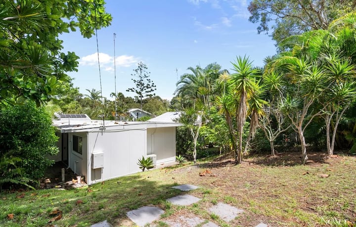 Sunshine Shack
• Coastal Hideway • Local Living - Noosa Heads