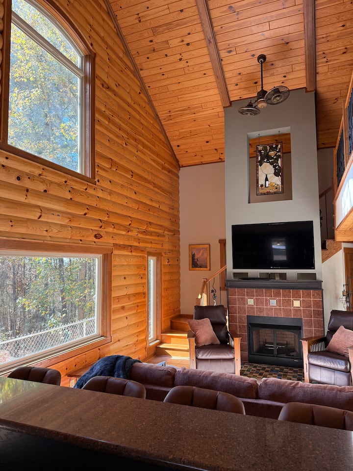 Hidden Hillside Retreat - A Secluded Modern Cabin - Hot Springs Village, AR