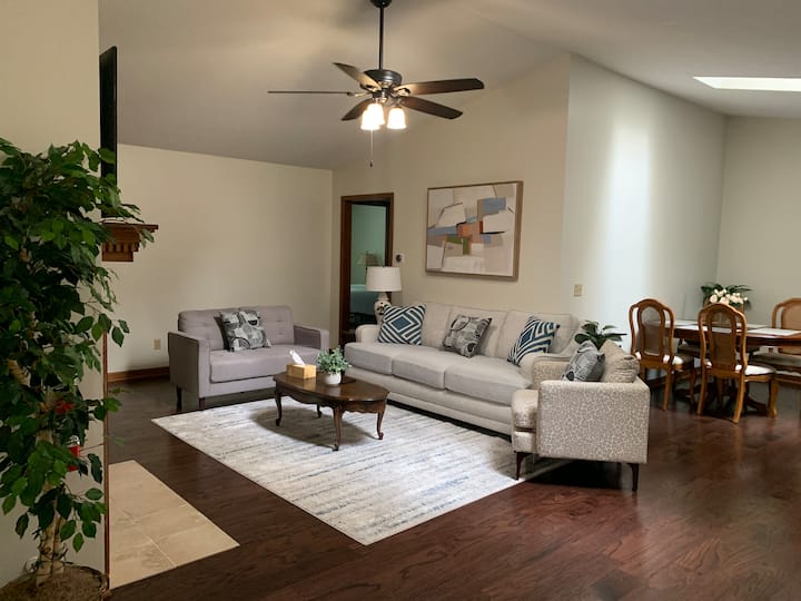 The Montvale Retreat - Chatham, IL