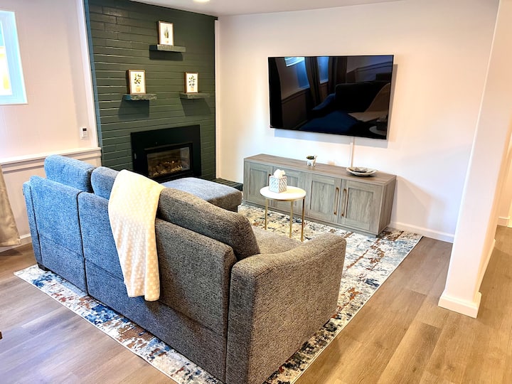 Unit B, Entire Lower Floor, Cozy And Modern - Lynnwood, WA