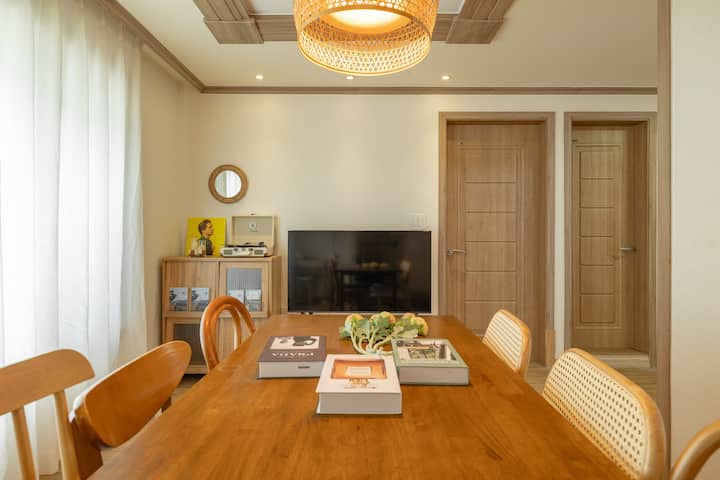 5호선신정역/8인숙소/독채/무료주차1/홍대/경복궁/고척돔/방3개화장실2개/퀸침대3더블침대1 - Gwangmyeong-si