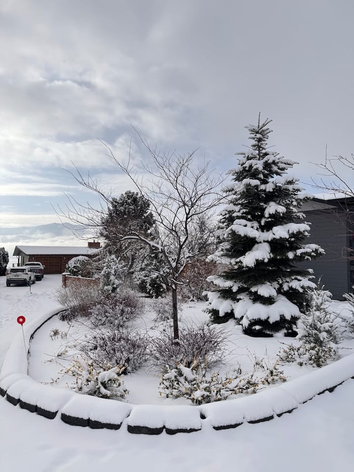 Cozy Winter Retreat @ 2-bedroom, 1-bath Suite - West Kelowna