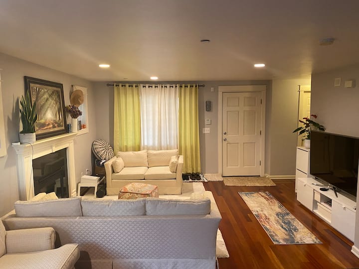 Bright & Spacious 1 Bed Retreat - Seattle, WA