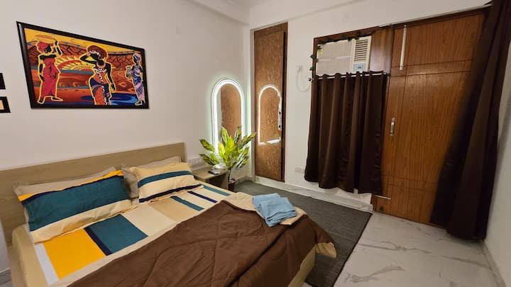 Lighthouse: Flat In Saket | Calm & Bright | 1bhk - New Delhi