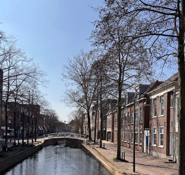 Grachtwoning In Hartje Centrum - Delft