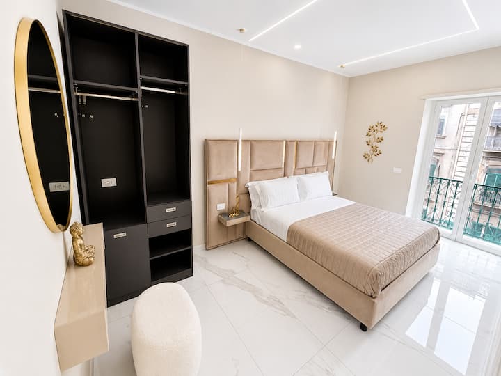 Elegant Apartment In City Center • 4 Ensuite Rooms - Neapel