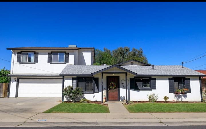 Roomy 5br W/ Yard Pet Friendly - Ripon, CA