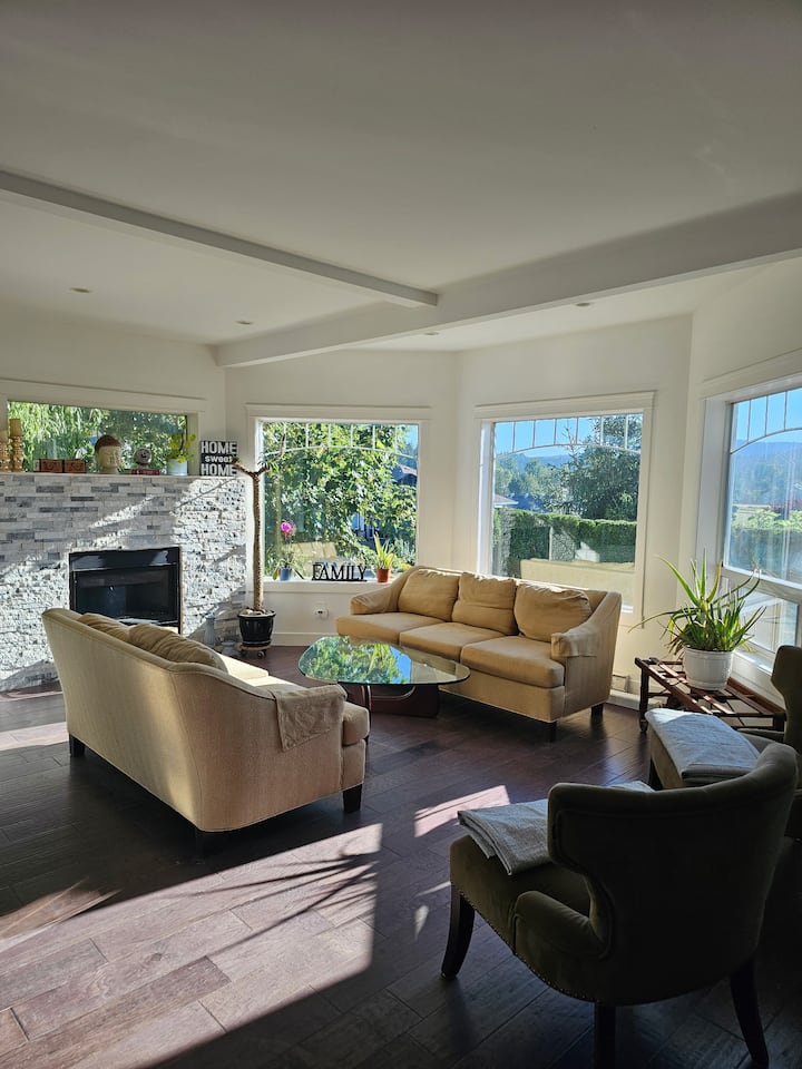 Valley View Estate Suite - North Saanich
