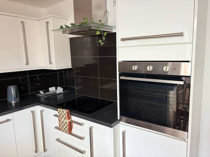 Modern 3bed/free Parking/10 Mins To Train Station - Romford