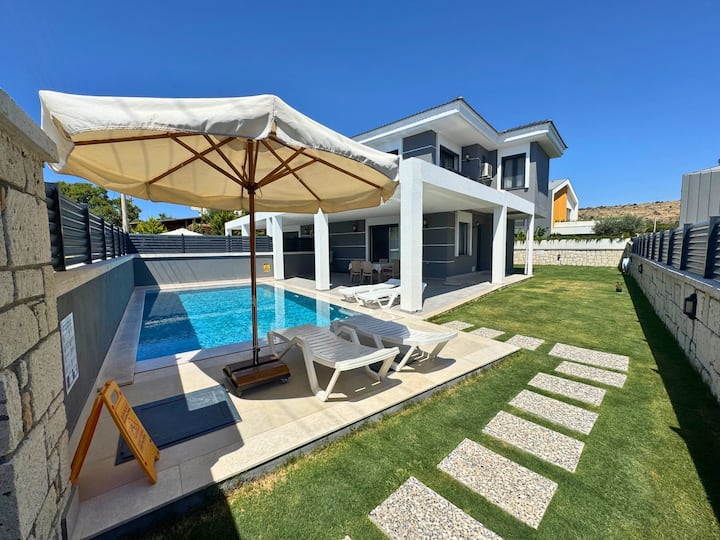 Alaçatı'ya 5 Dk | ÖZel Havuz | 3+1 Bahçeli Villa - Ilıca