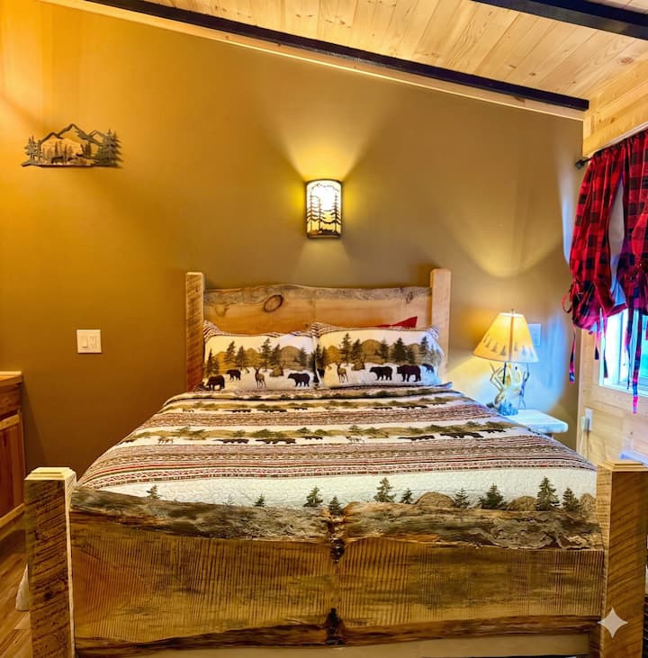 Village Hub Queen Studio | Jacuzzi & Rustic Decor - Lake George, NY