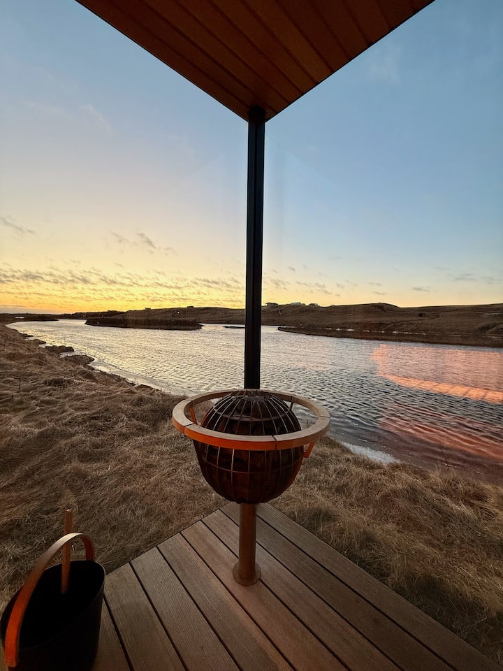 Nest Retreat Iceland - Mirror House By The River - Iceland
