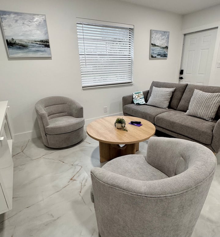 Comfy Two Bedroom .5 Minutes From The Beach. - Pompano Beach, FL