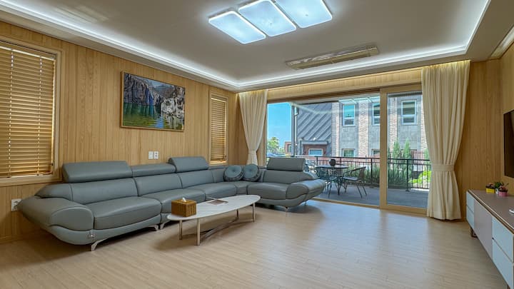 [낭만주유소 가을할인] 최대10인ㅣ가족ㅣ미니수영장ㅣ온수자쿠지ㅣ황토불멍ㅣ감성바베큐_애월오로라 - Jeju-si