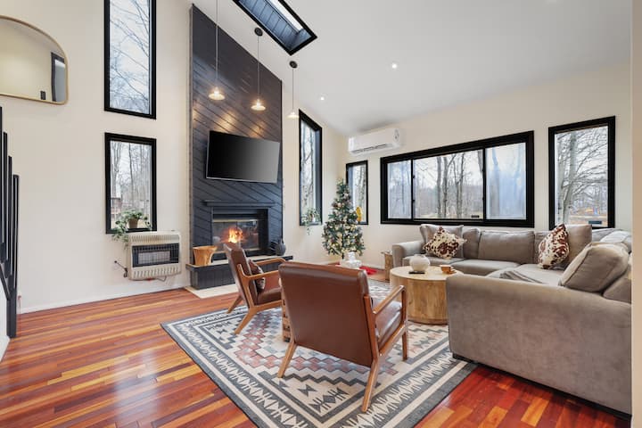 Modern Lake View | Firepit, Hot Tub, Lake Views! - Tobyhanna, PA