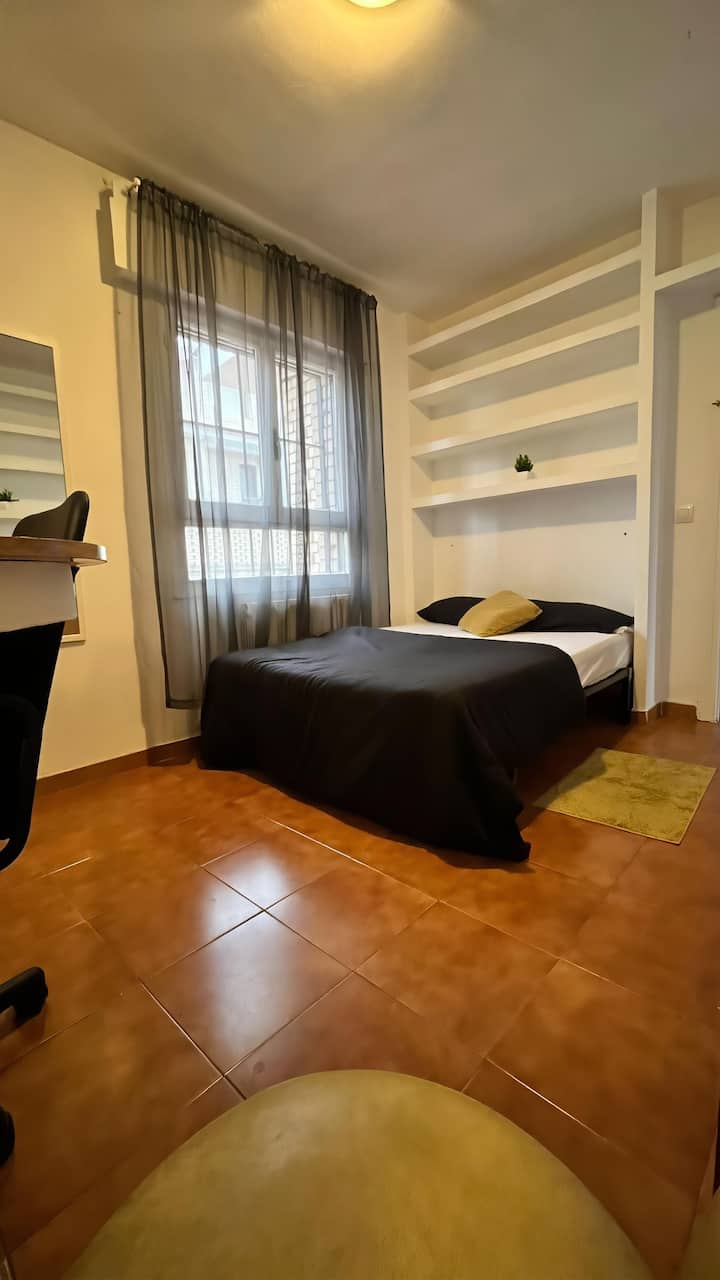 Habitación Job, Con Escritorio Y Silla En Chalet - Cuenca