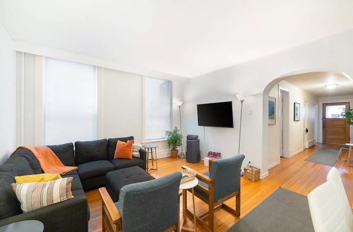 Modern 2br Gem Oak Park+free Parking Nearby Train - Chicago, IL