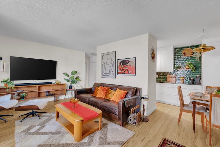 Sleek Mid Century Modern - Viral Condo - Fort Calgary