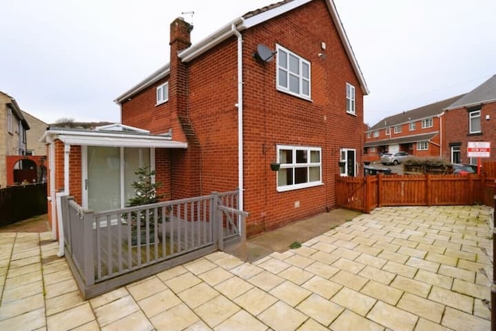 Spacious 6 Bedroom Family House - Barnsley