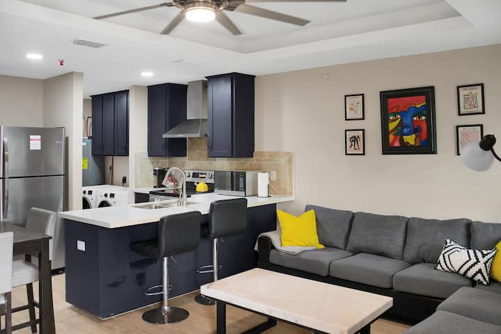 Pet-friendly Modern 2br | Shop, Work, Relax - McAllen