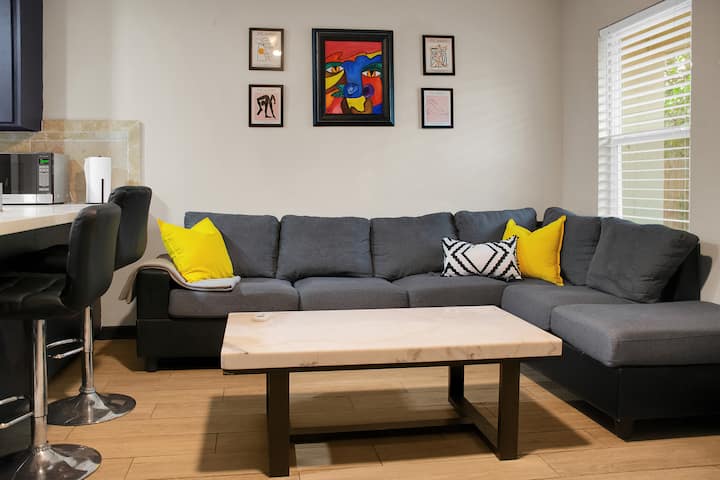 Pet-friendly Modern 2br | Shop, Work, Relax - McAllen, TX