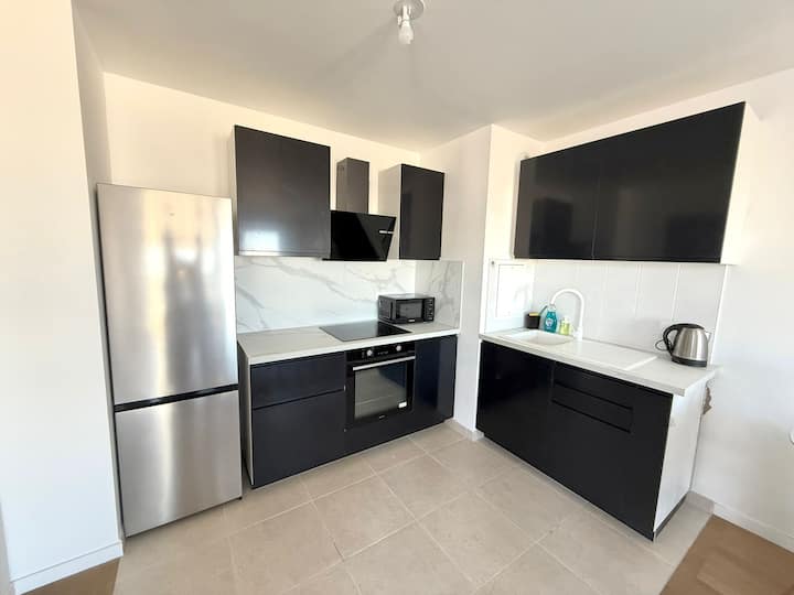Appartement Avec Terrasse (Métro à 5-10min) - Drancy