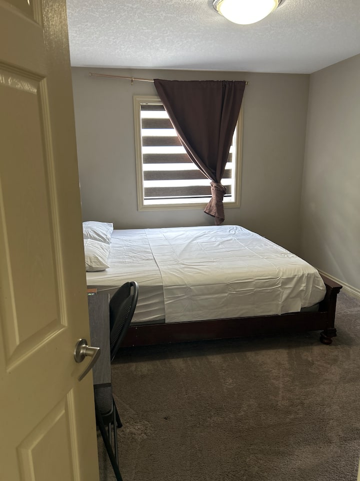 Spacious 4br Family Retreat - Airdrie